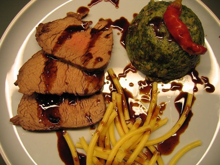 Rinderfilet vom Charolais mit Madeirasauce und Spinat